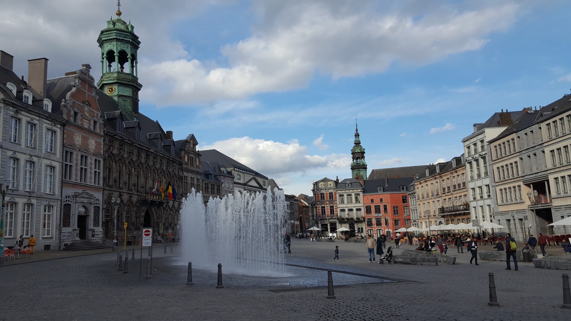 Mons – Le Lapin Voyageur visite…